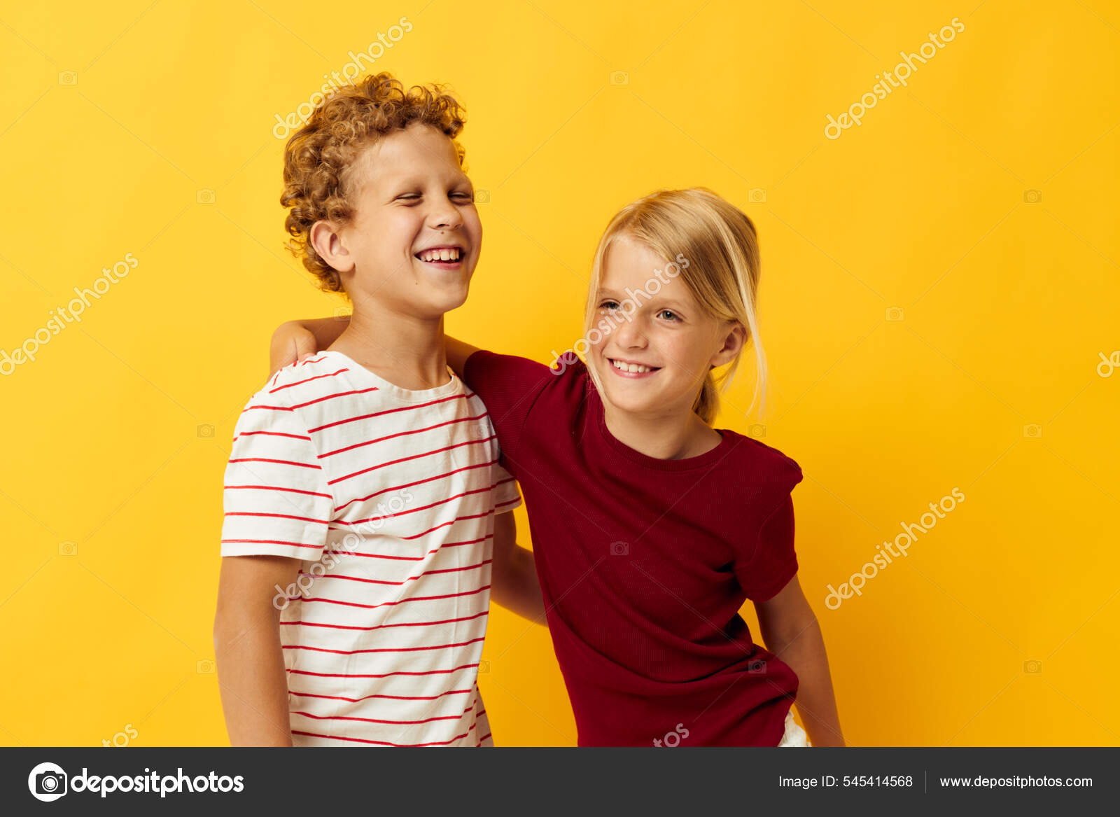 Lindos niños elegantes de pie lado a lado posando emociones de la ...