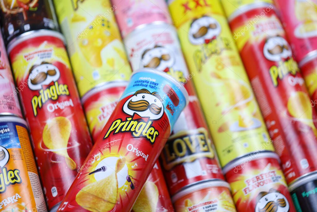 KHARKOV, UCRANIA - 30 DE MARZO DE 2021: Muchas cajas de chips de cilindro Pringles con varios ...