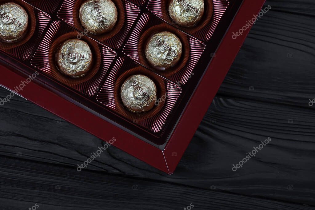 KHARKOV, UCRANIA - 11 de enero de 2021: Caja de bombones de chocolate ...
