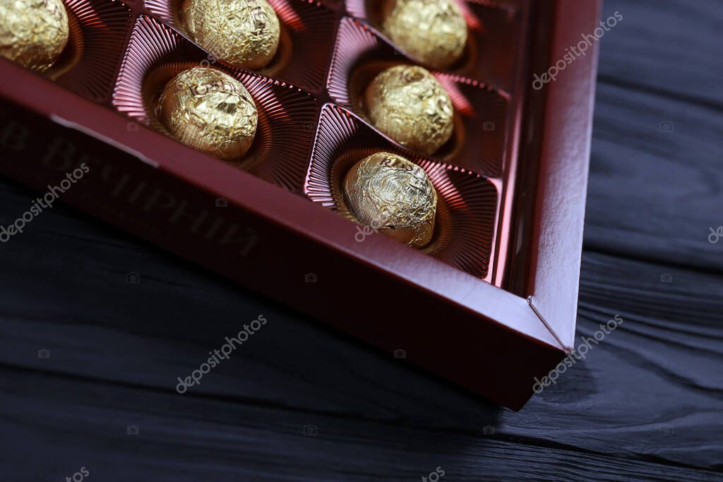 KHARKOV, UCRANIA - 11 de enero de 2021: Caja de bombones de chocolate ...