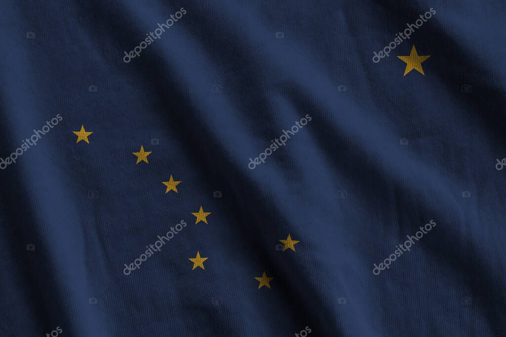 Bandera del estado de Alaska con grandes pliegues ondeando de cerca ...
