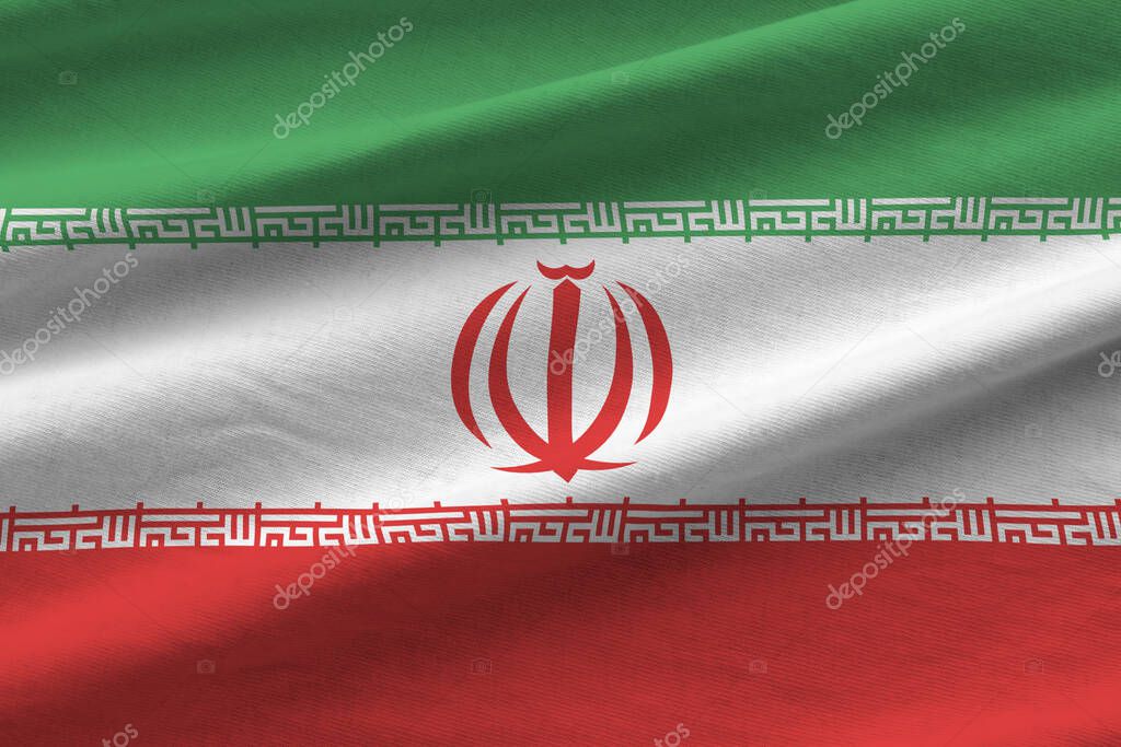 Bandera de Irán con grandes pliegues ondeando de cerca bajo la luz del ...