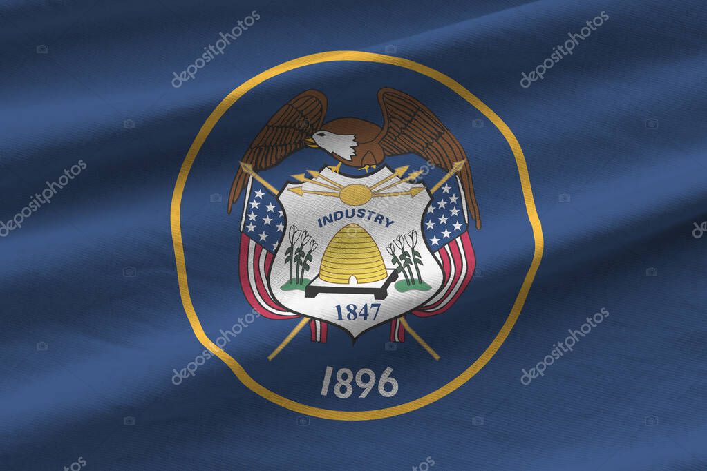 Bandera del estado de Utah con grandes pliegues ondeando de cerca bajo ...