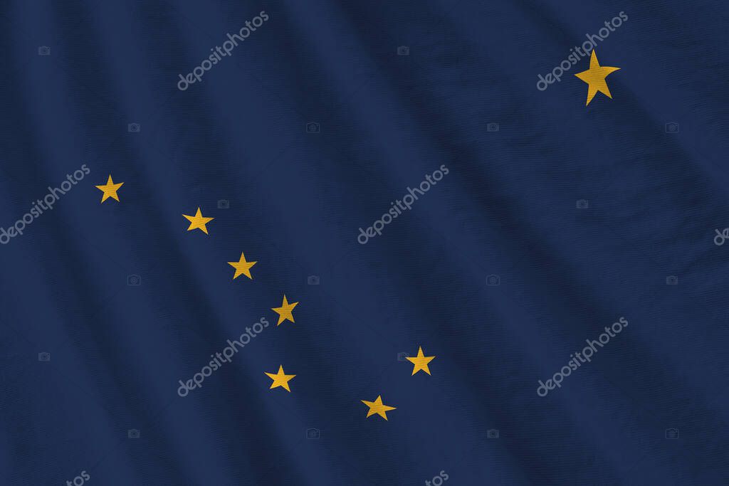 Bandera del estado de Alaska con grandes pliegues ondeando de cerca ...
