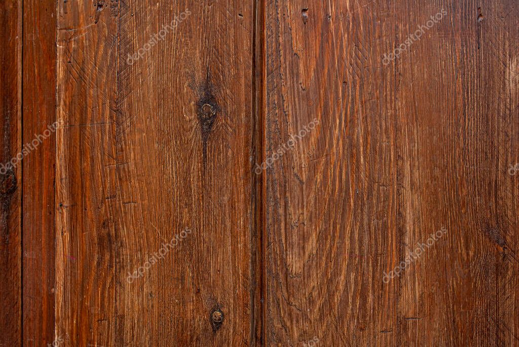 Tablones de madera con marcas de sierra y nudos oscuros barnizados en ...