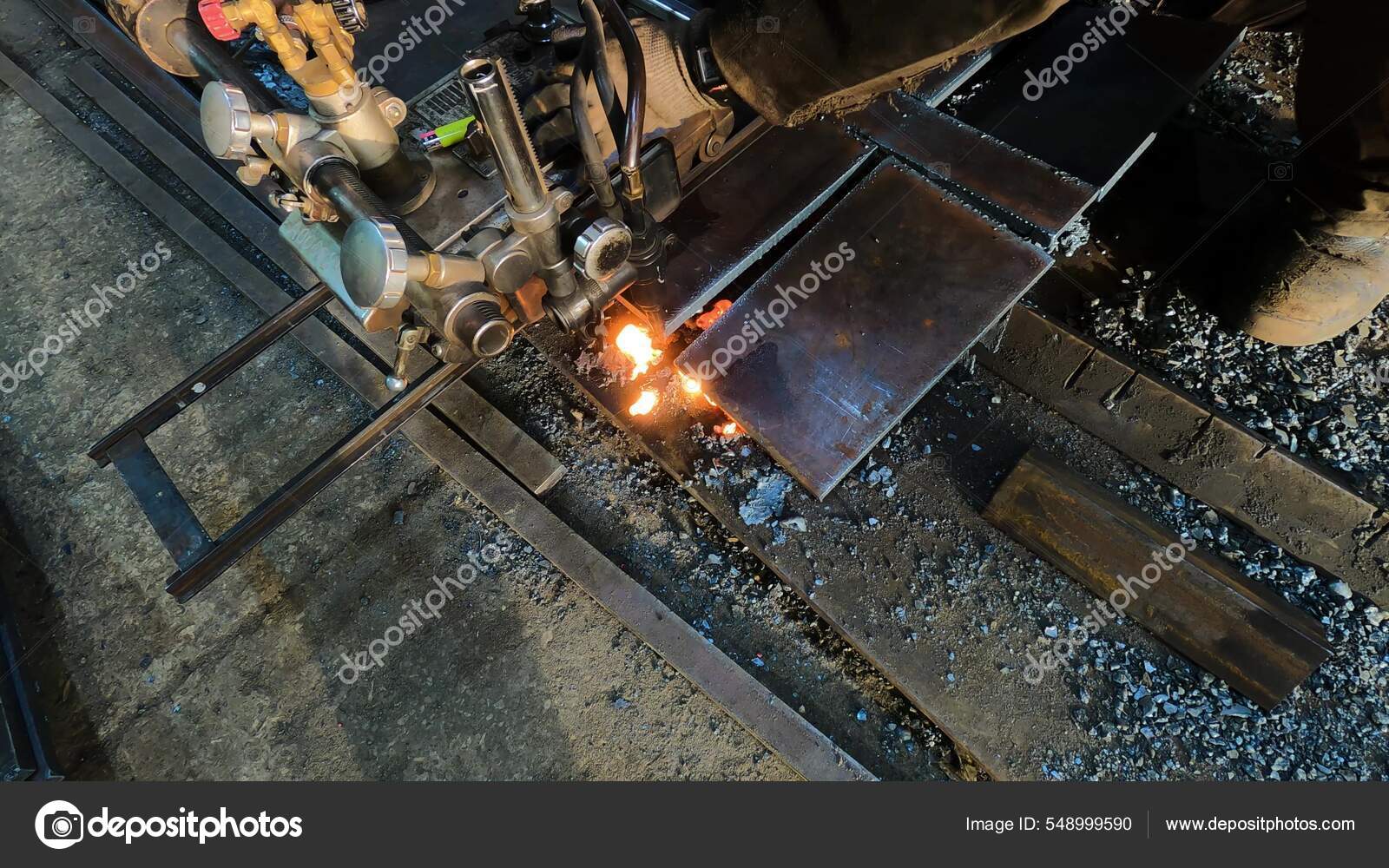 Gas Cutting Machine Rails Precise Metal Work Master Works Cutting ...