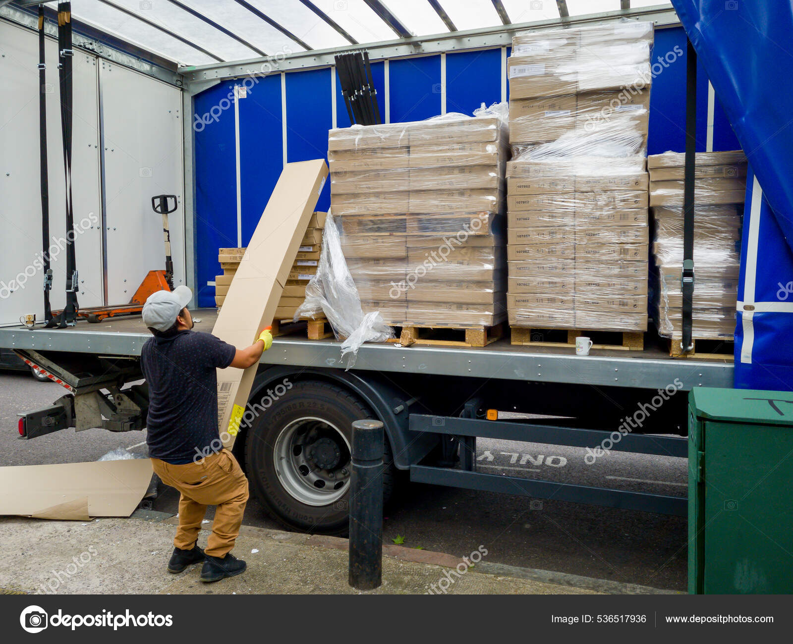 London 2021 Workers Unloading Heavy Packages Heavy Goods Vehicle ...