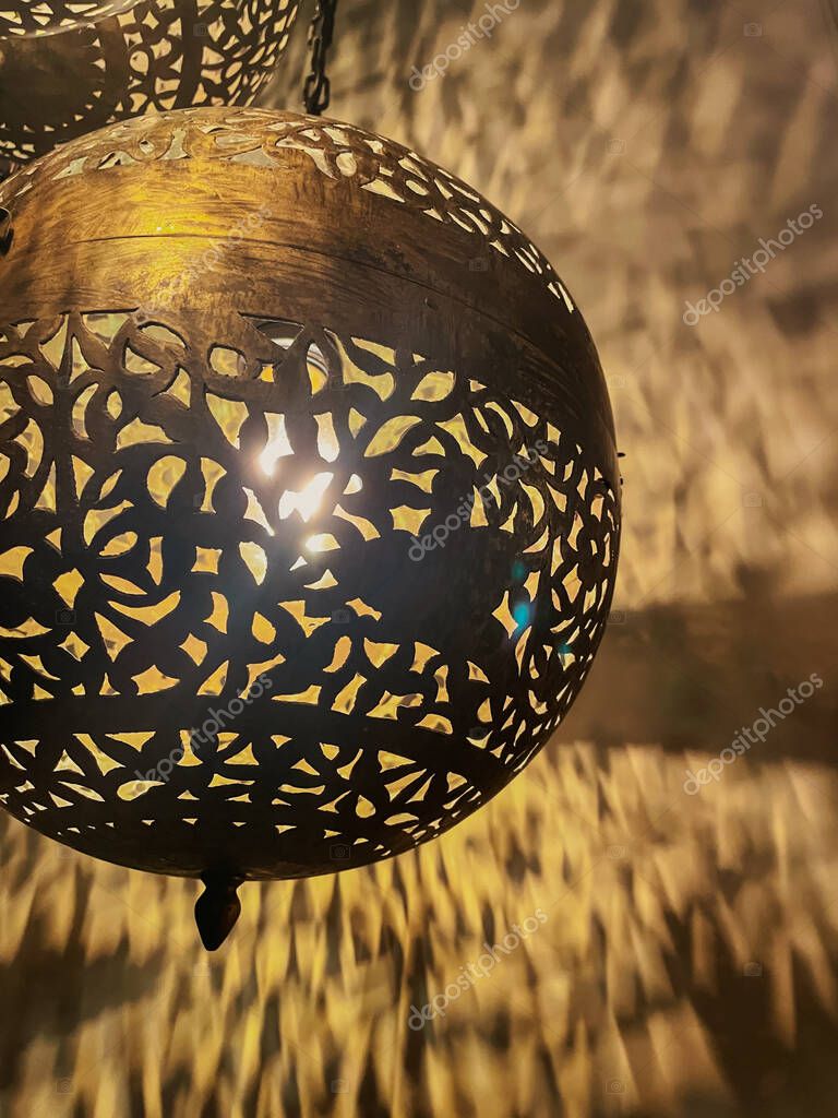 los reflejos de varias lámparas típicas persas o moriscas de cobre son ...