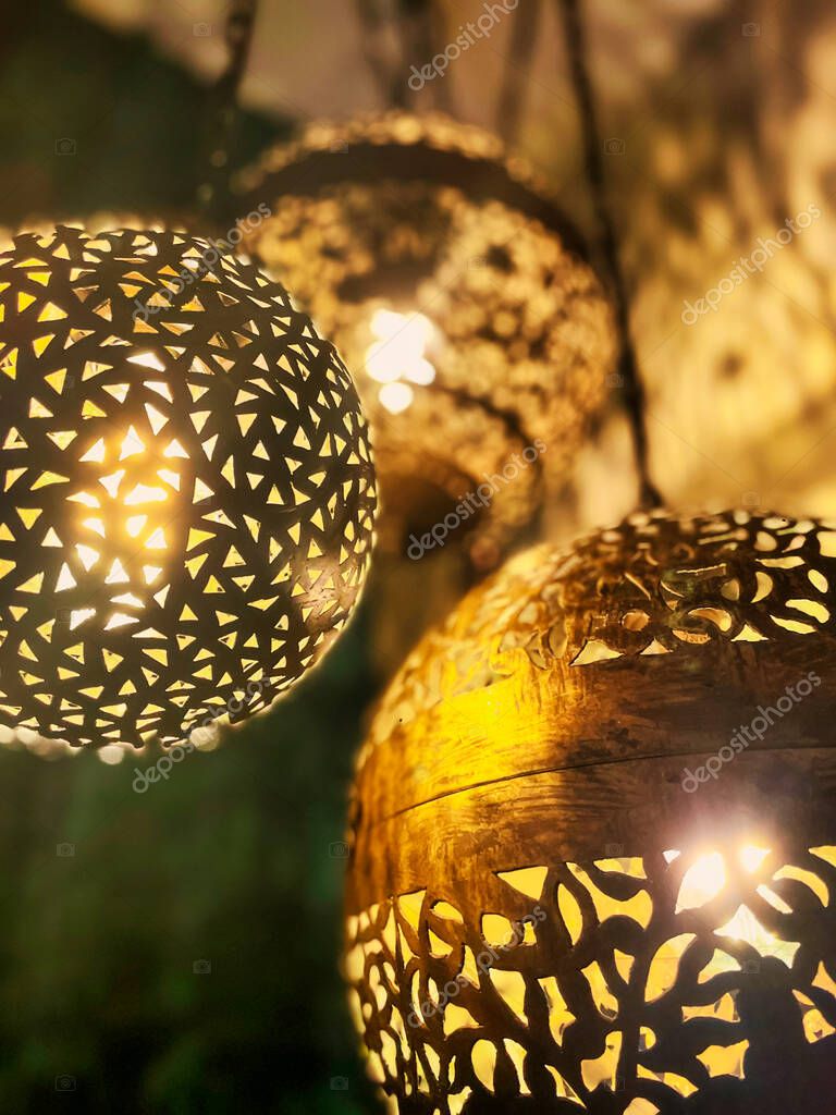 los reflejos de varias lámparas típicas persas o moriscas de cobre son ...