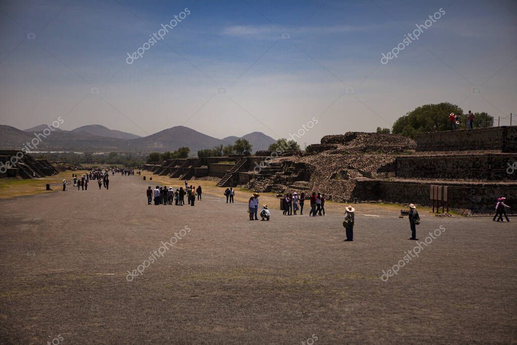 Ciudad de M xico, M xico - 27 de abril de 2010: muchos turistas est n de visita en las pir mides ...