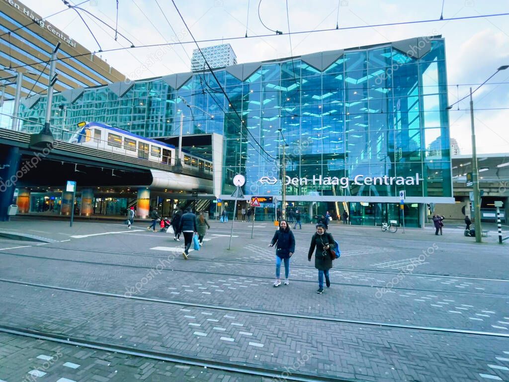Den Haag, Países Bajos - 05 de noviembre de 2021: muchos pasajeros ...