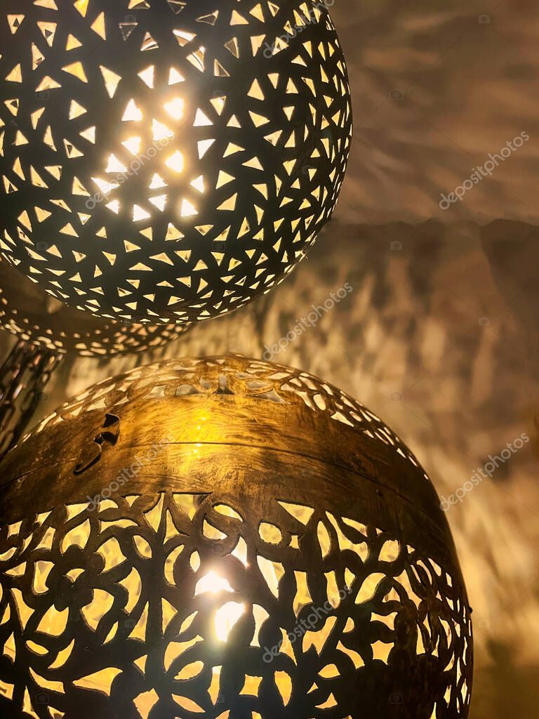 los reflejos de varias lámparas típicas persas o moriscas de cobre son ...