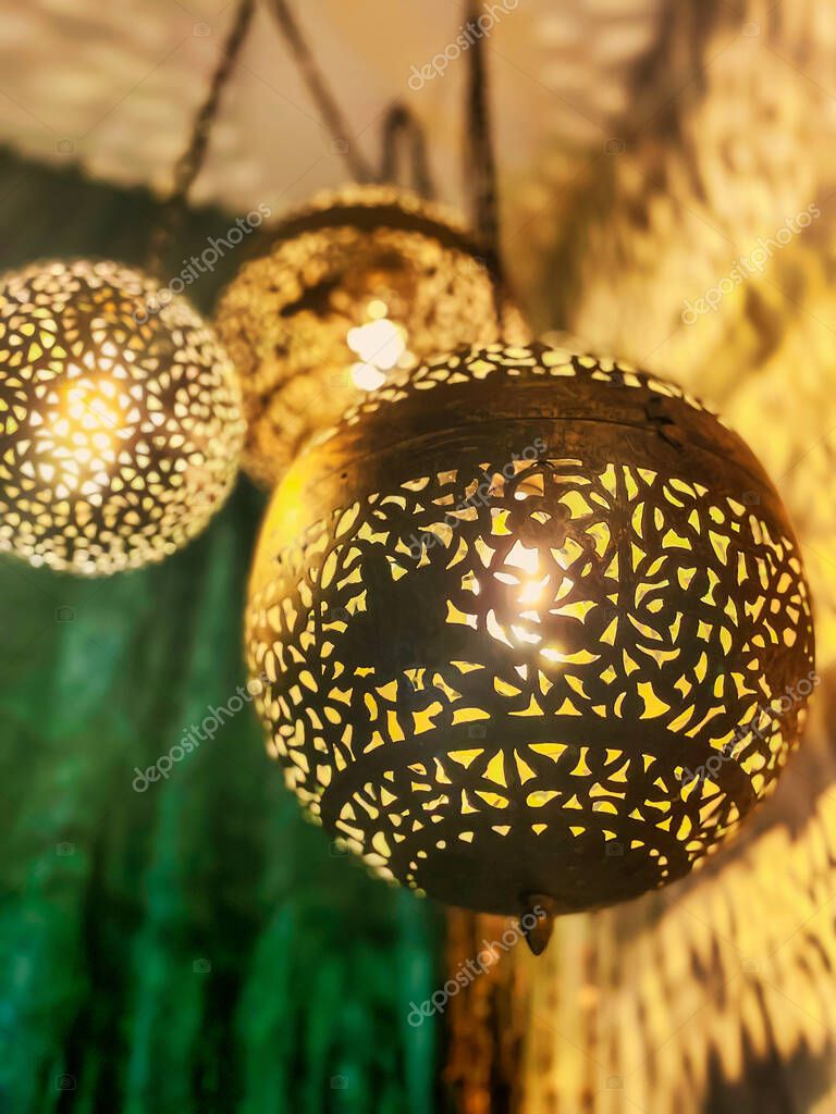 los reflejos de varias lámparas típicas de cobre persas o marroquíes ...