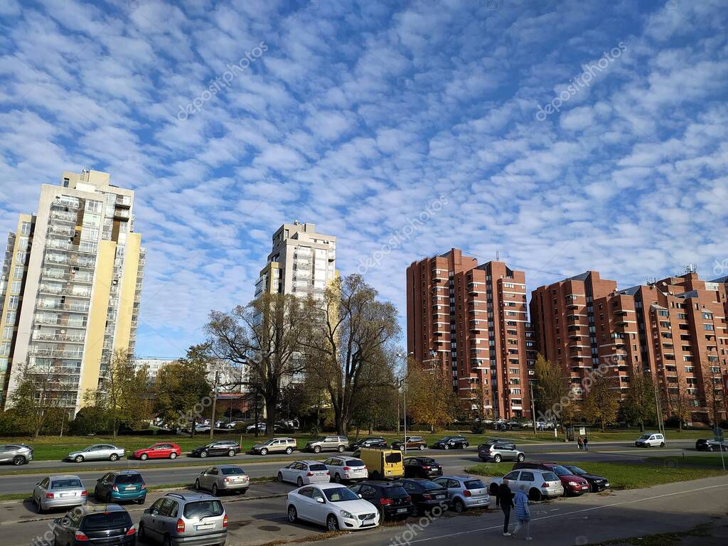 Letonia, Riga, 12.10.2021. Zona residencial Imanta. Aquí se han ...