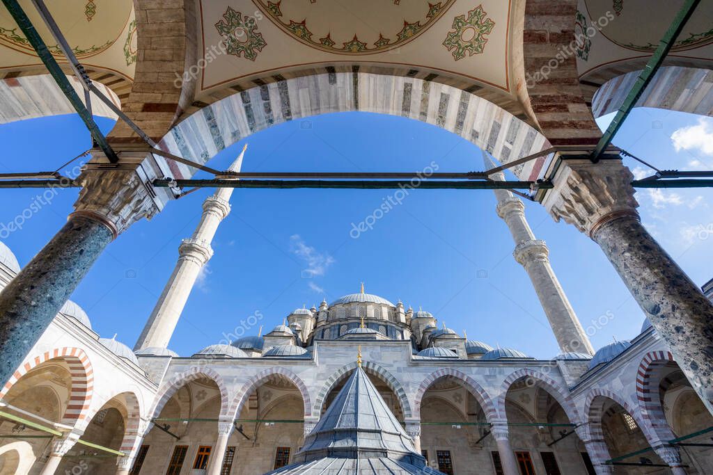 Una vista panorámica de la mezquita de Estambul Fatih. La Mezquita de ...