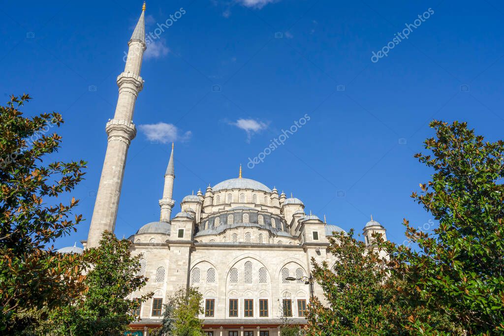 Mezquita de Fatih en un día soleado en Estambul. La Mezquita de Fatih ...