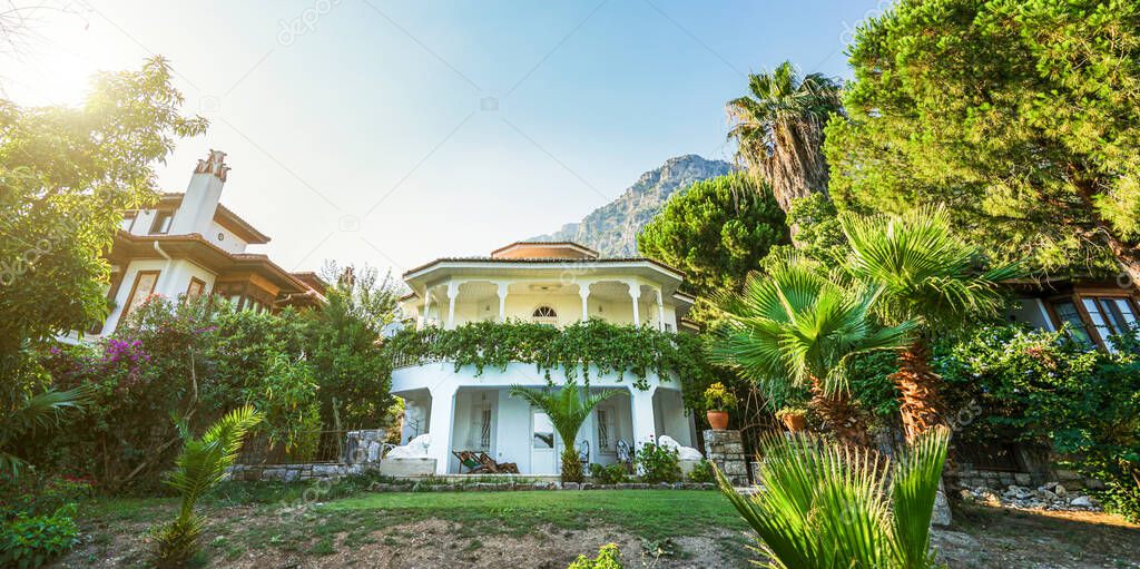 Vista de una casa de diseño moderno en un entorno forestal. Vistas de ...