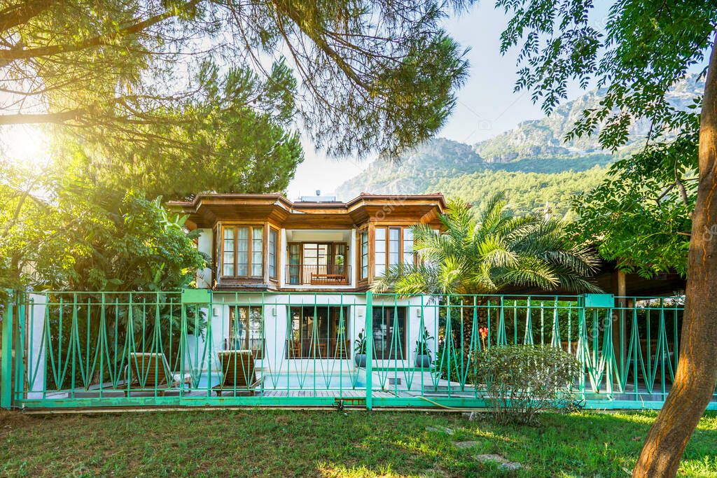 Vista de una casa de dise o moderno en un entorno forestal. Vistas de ...