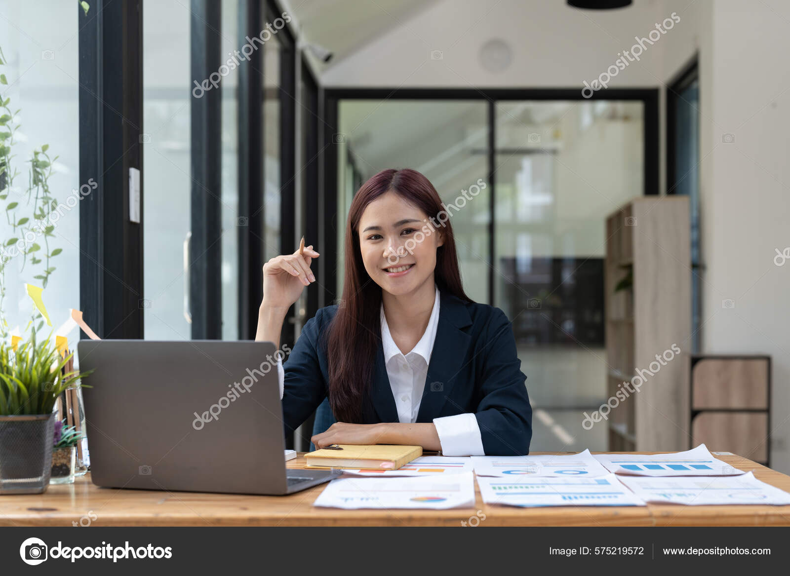 Portrait Smiling Beautiful Business Asian Woman Working Modern Office Desk — Stock Photo ...