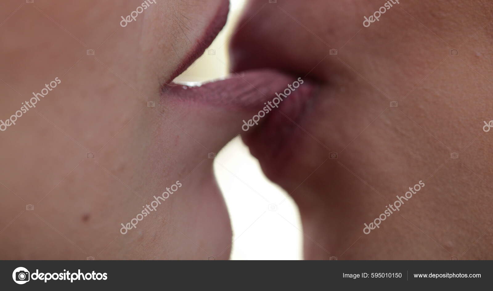 Extreme Closeup Lesbian Lgbt French Kiss — Foto de stock #595010150 © zanuckcalilus