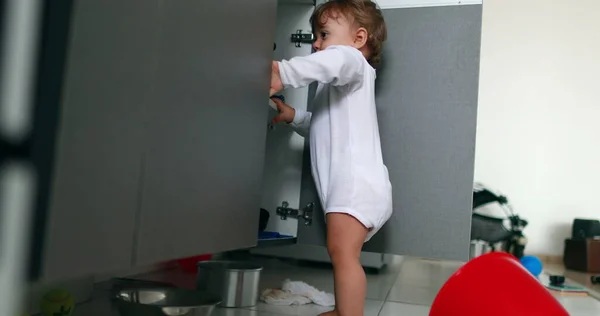 Criança no banheiro Stockfotos, lizenzfreie Criança no banheiro Bilder ...