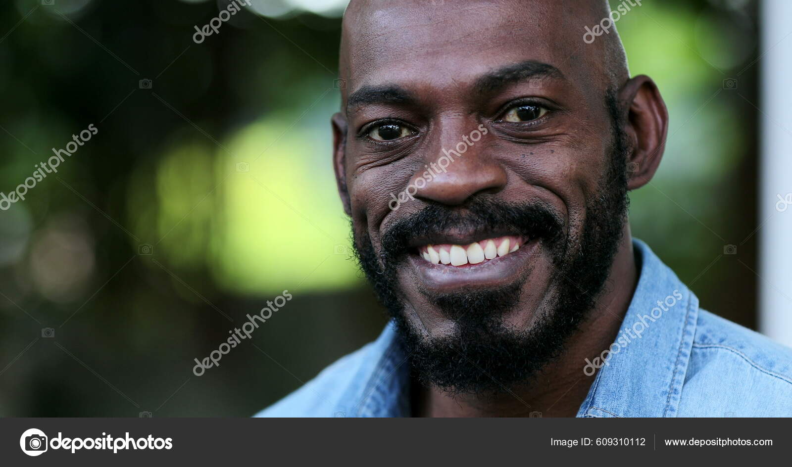 Afrikalı Adam Gülümsüyor Mutlu Kendinden Emin Zenci Portresi — Stok ...
