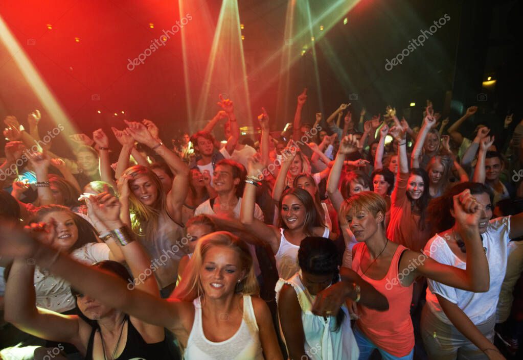 Estos fans viven al rock. Atractivas fans femeninas disfrutando de un ...