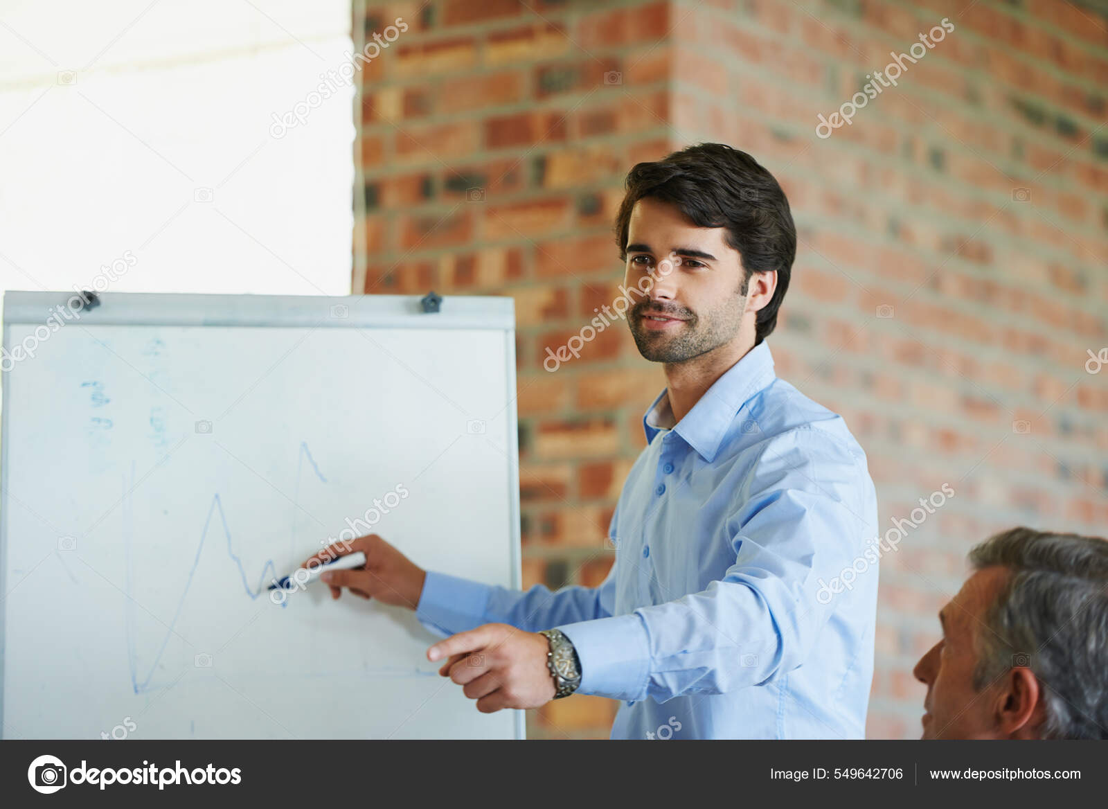 Presentando sus ideas corporativas. Un joven empresario profesional haciendo una presentación ...