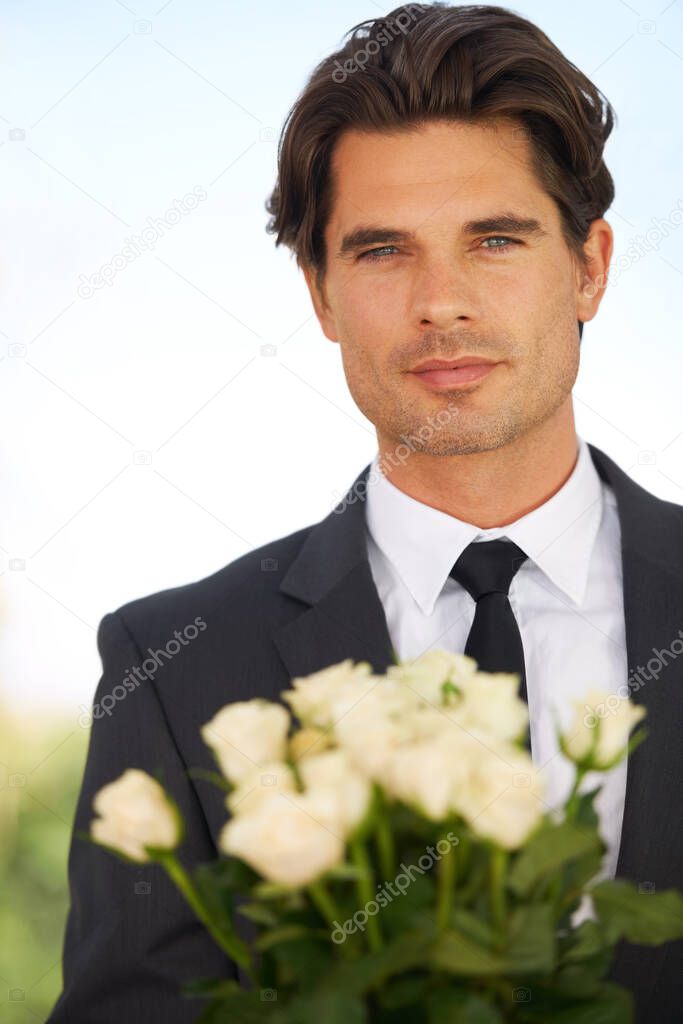 Una ofrenda de paz. Retrato de un joven guapo usando un traje y ... Una ofrenda de paz. Retrato de un joven guapo usando un traje y ...
