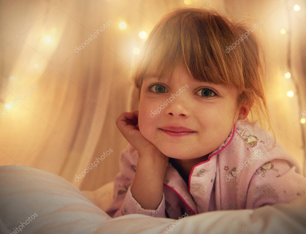 Me voy a dormir en la realeza. Una linda niña acostada en un fuerte de ...