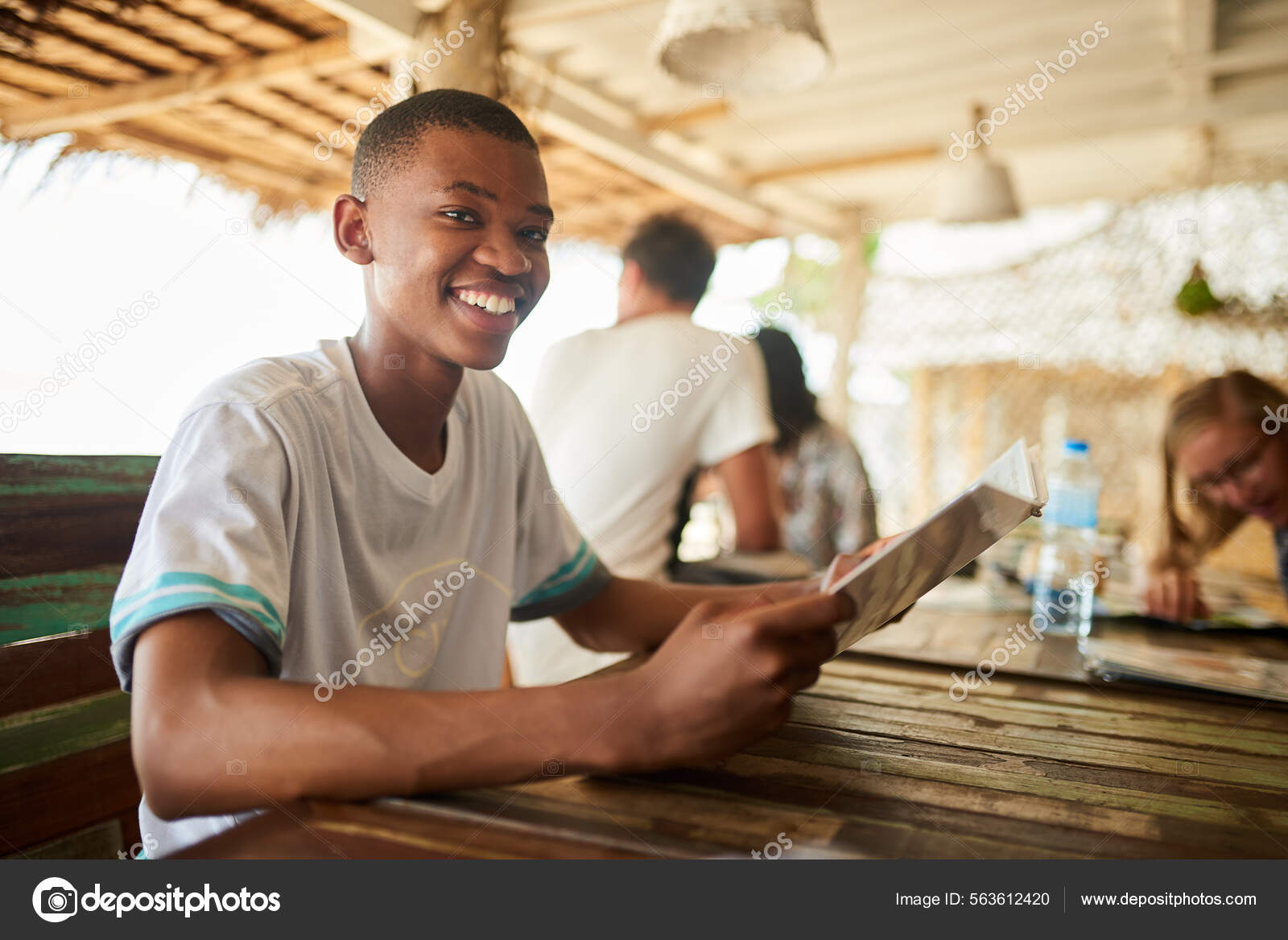 ¿Qué hay en el menú? Retrato de un joven leyendo un menú en un ...