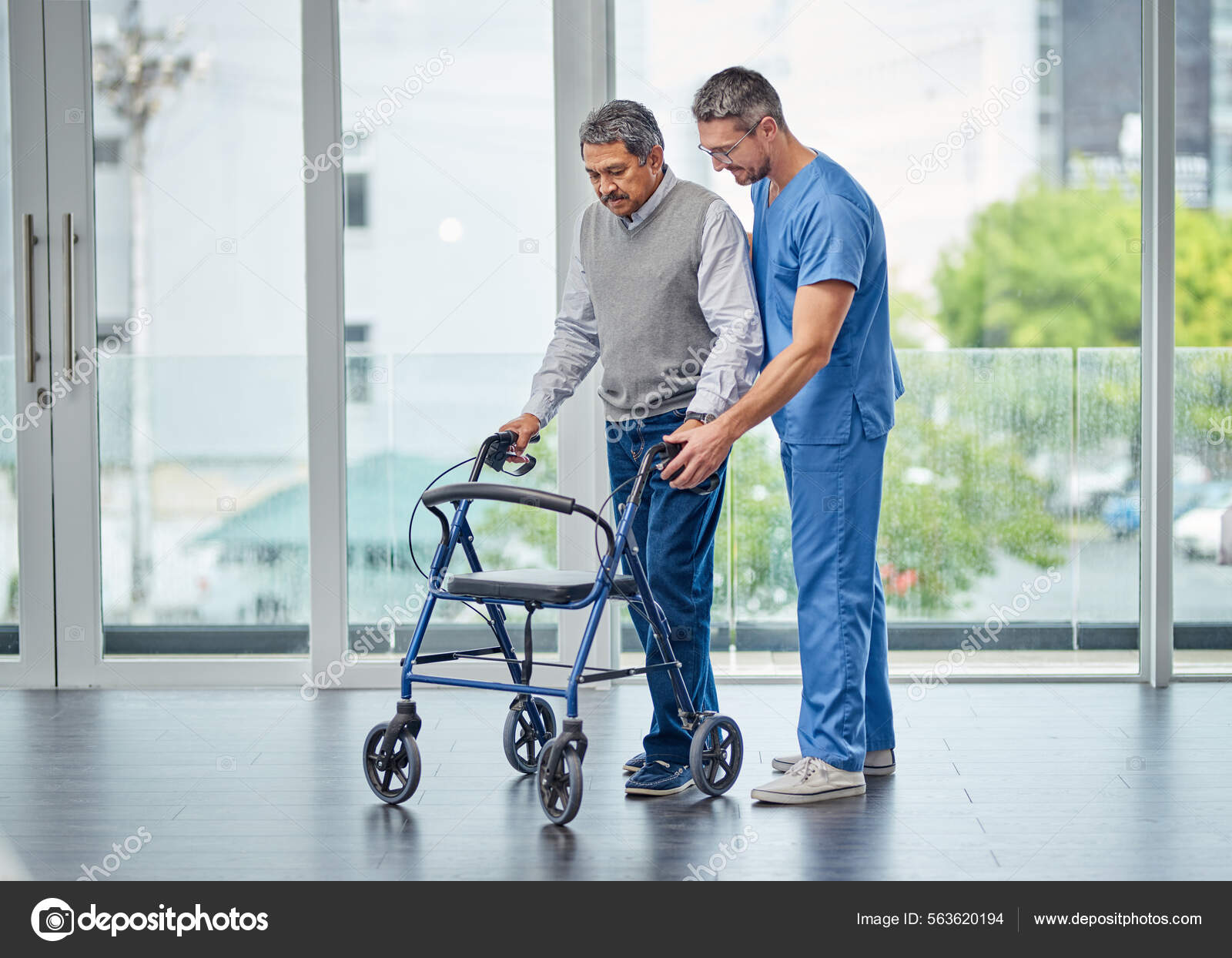 Mejorar el deterioro de la movilidad paso a paso. Un disparo de una ...