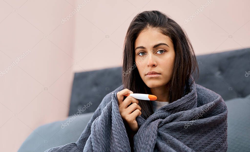 Es oficial, tengo gripe. Fotografía de una mujer joven tomando su ...