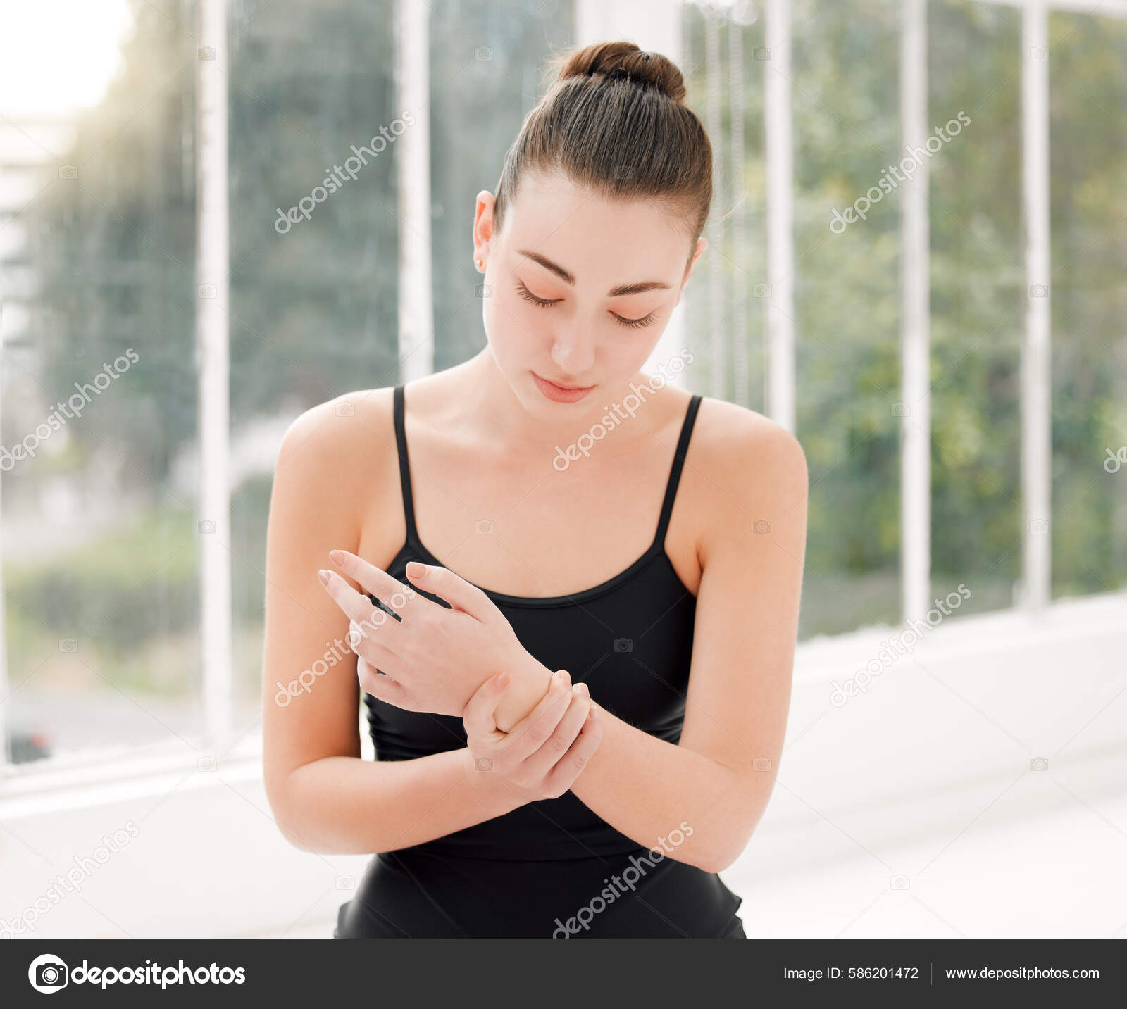 Ballet Dancer Experiencing Wrist Pain Her Dance Routine — Stock Photo ...