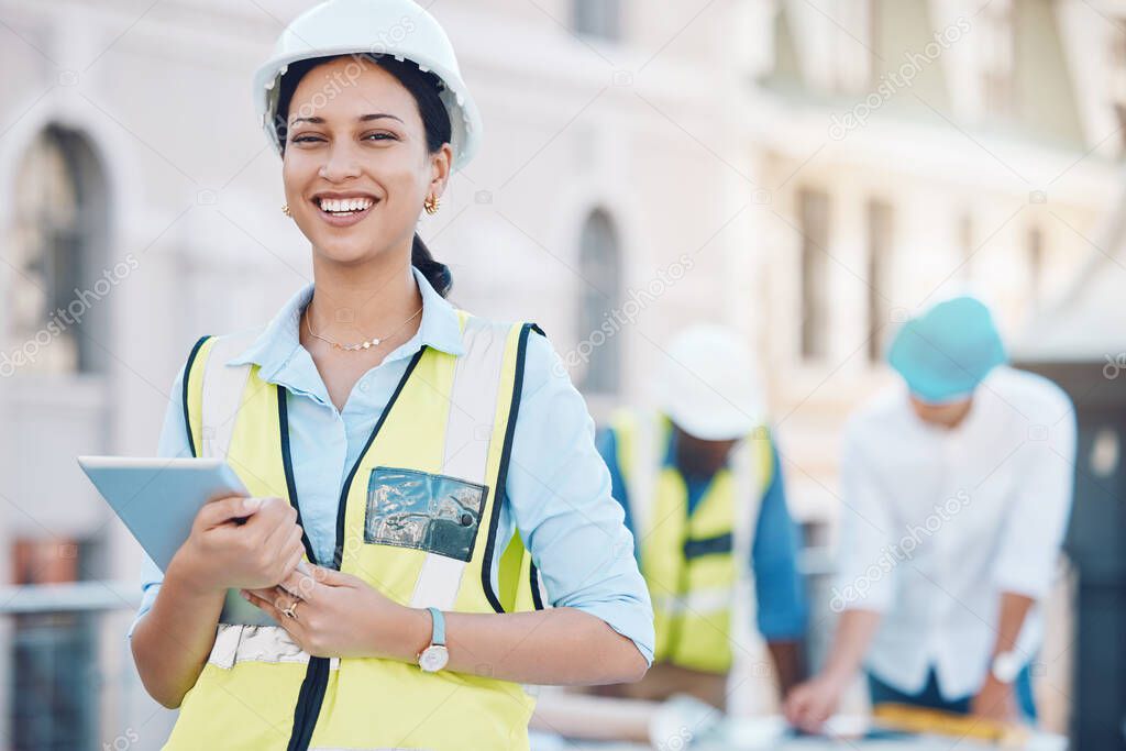 Construcción, tableta y arquitectura con una mujer constructora o arquitecta trabajando en un ...