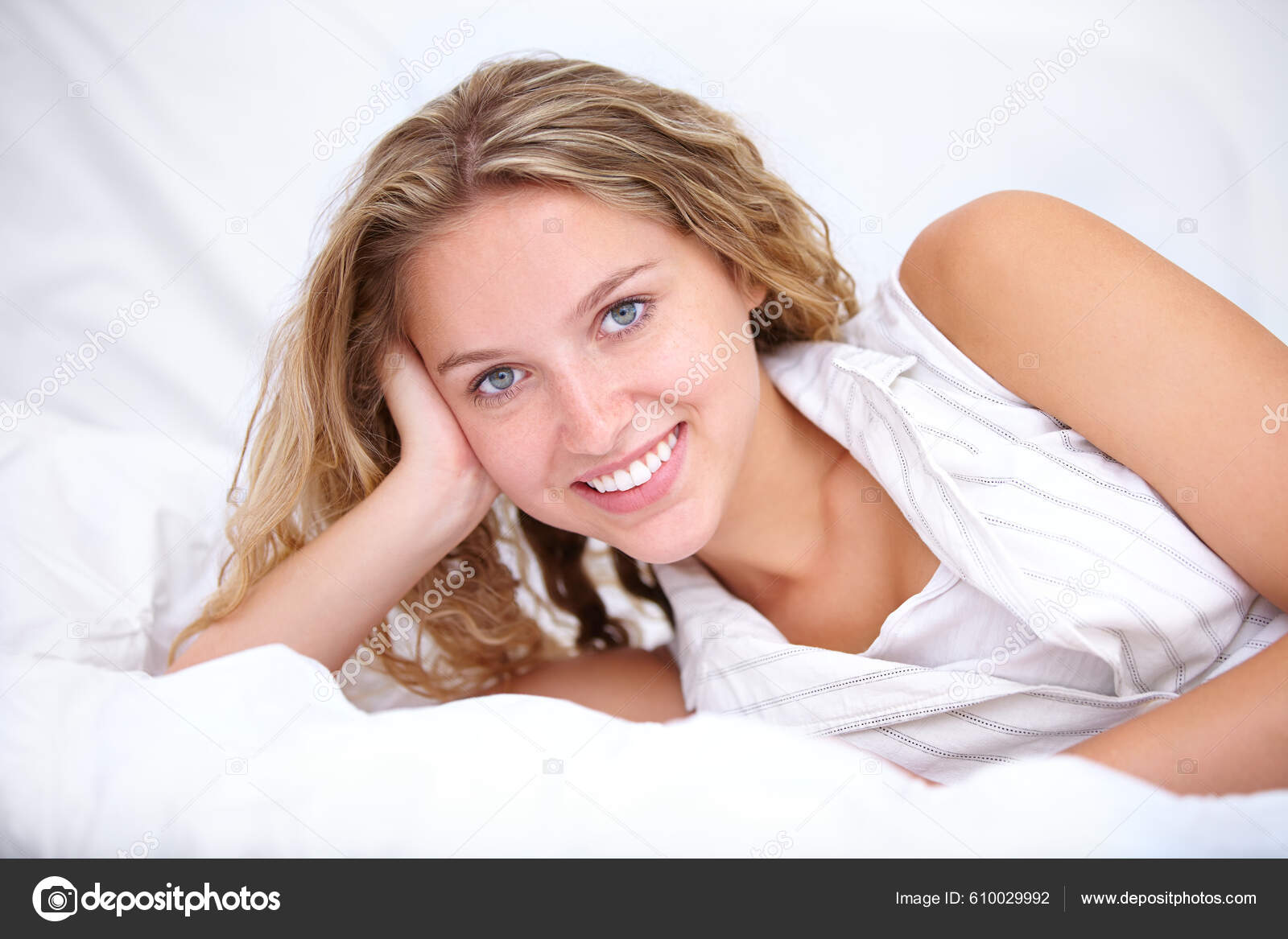 Relaxing Saturday Morning Portrait Attractive Young Woman Lying Her Bed