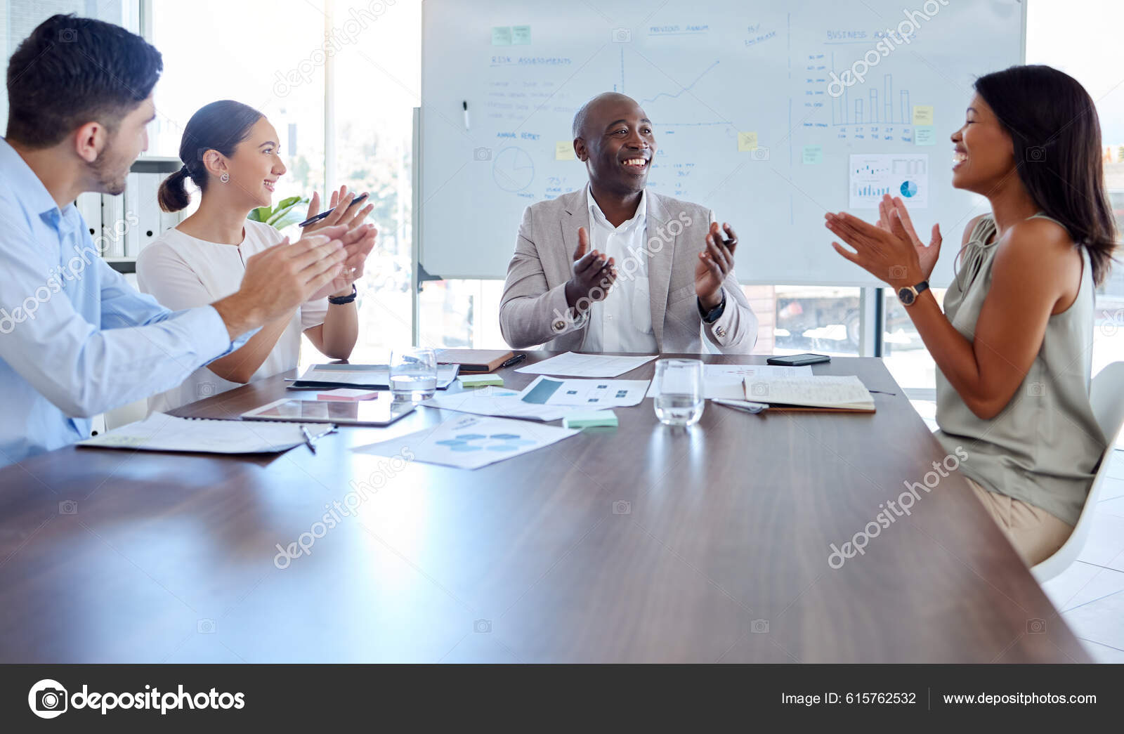 Gente Negocios Reunión Aplausos Sala Juntas Para Éxito Logro Promoción ...