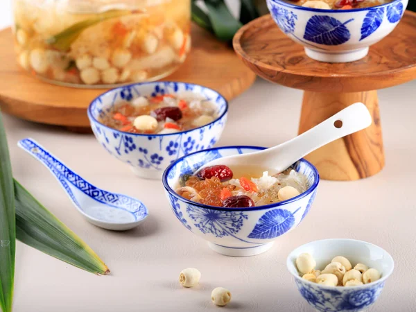 Peach Gum Collagen Posert es una bebida tradicional china de refresco ...