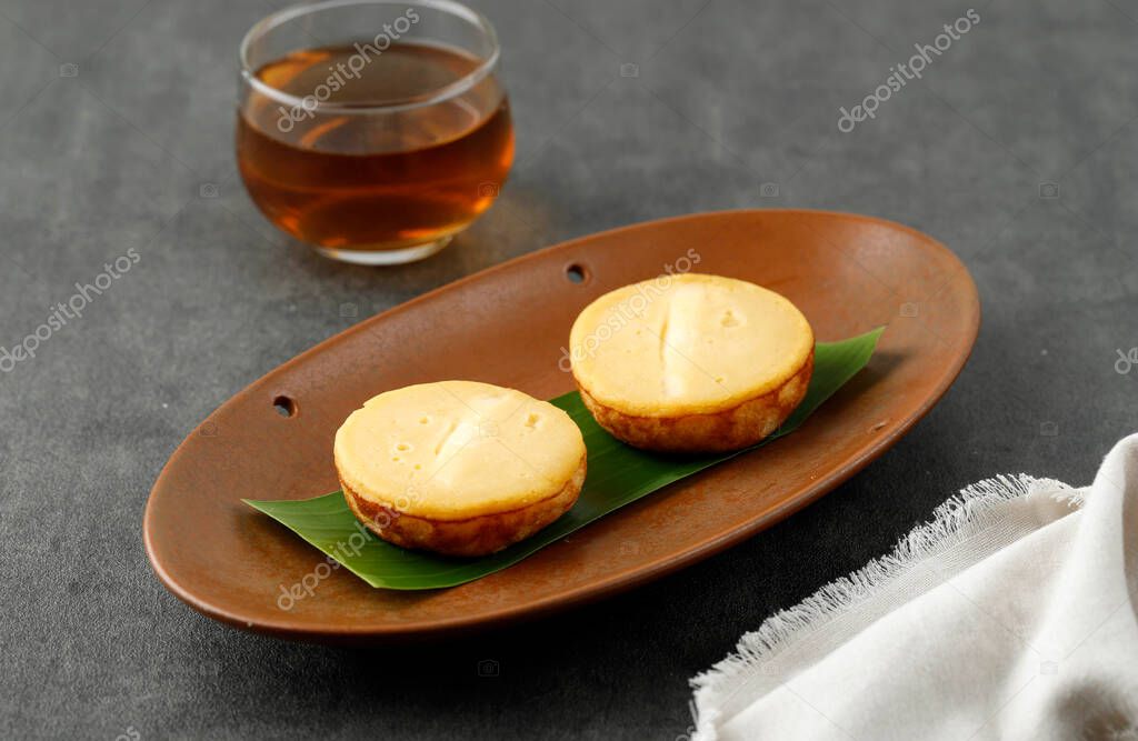 Pastel de barro amarillo (Kue Lumpur). Uno de los varios pasteles ...