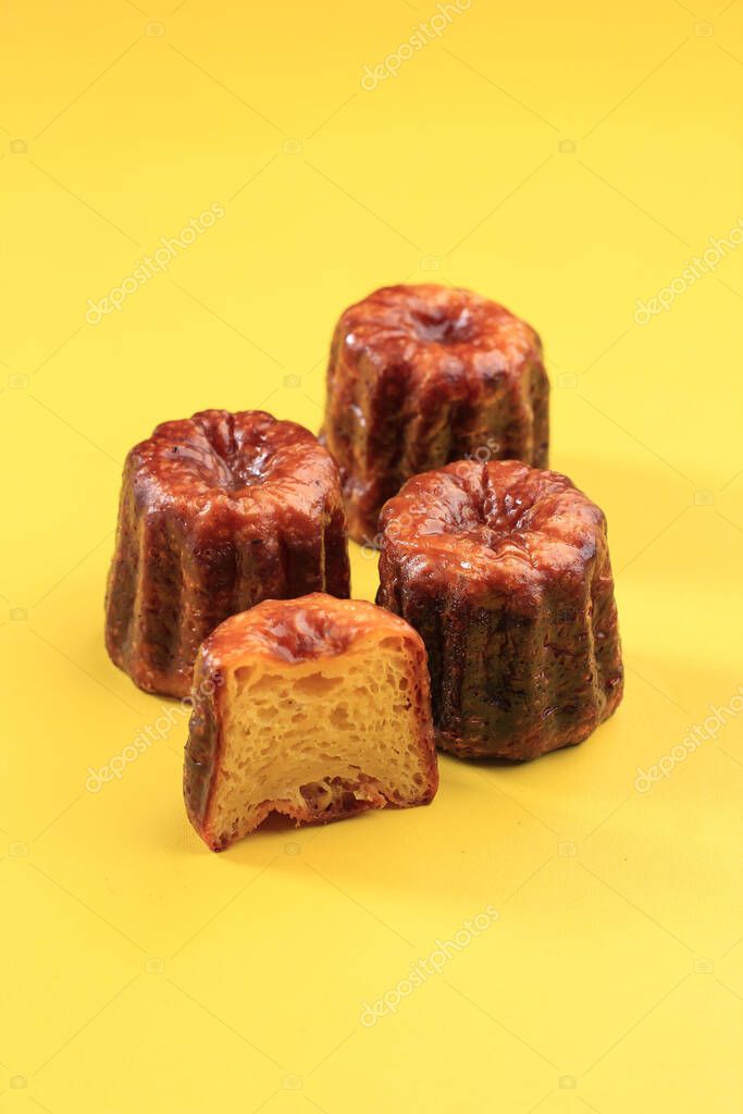Pastel de Burdeos Canele, postre dulce francés. Copiar el espacio para ...