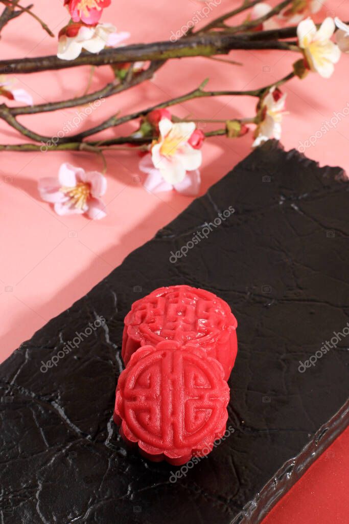 Pastel de nieve de color rojo. Nueva variación de Mooncake, Mochi Dough ...