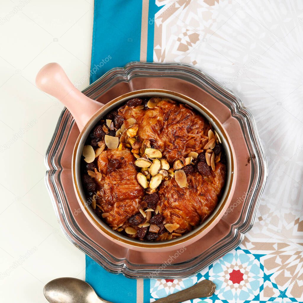 Postre de Ali con nueces picadas y pasas. budín de pan egipcio en la ...