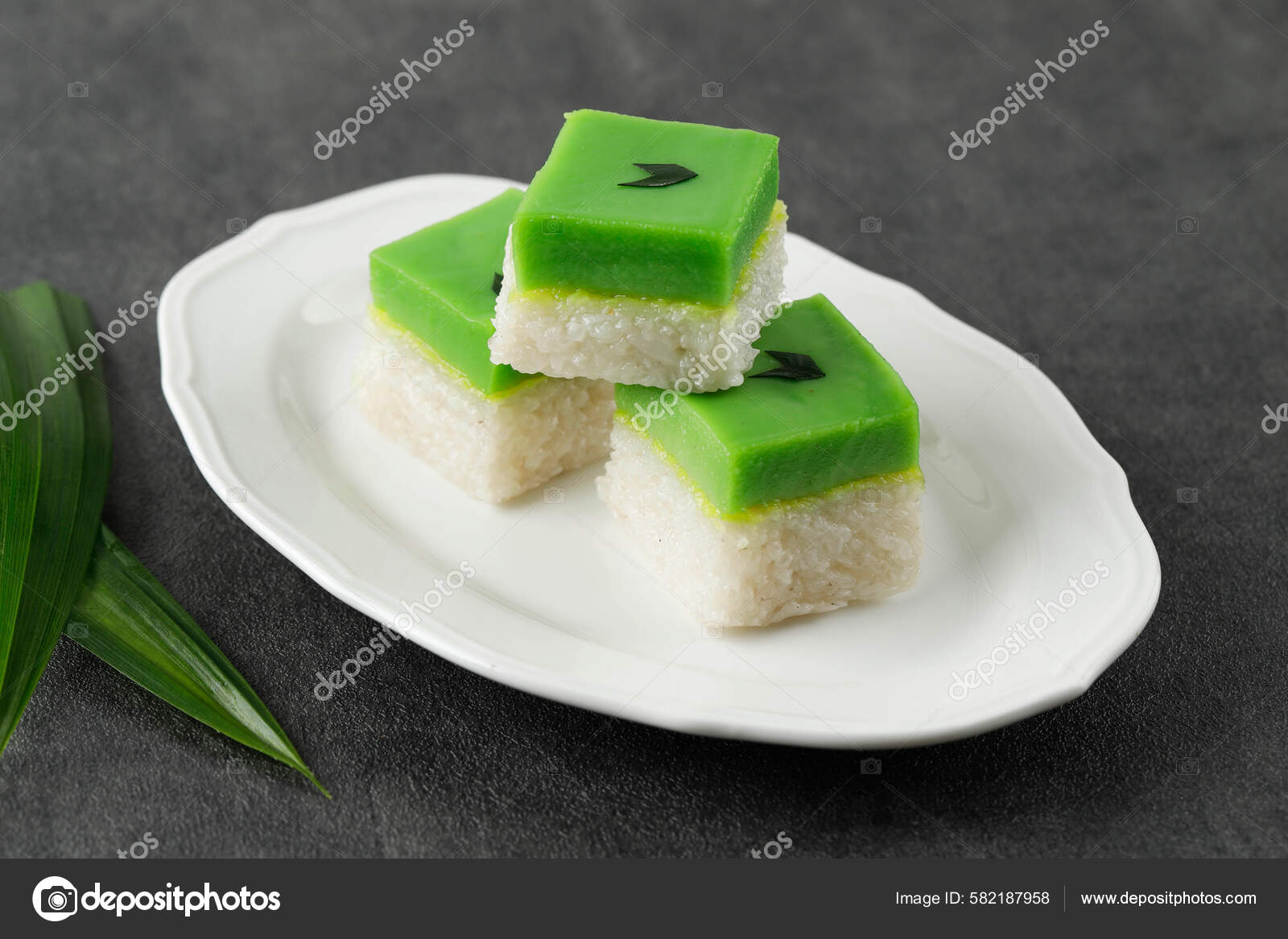 Kuih Talam Terbuat Dari Daun Pandan Dan Kelapa Malaysia Makanan — Foto ...