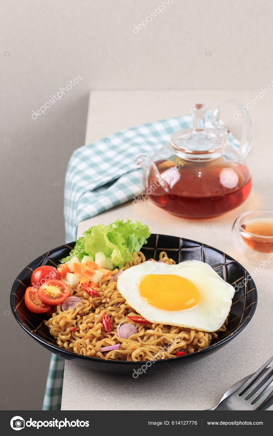 Indomie Goreng Atau Mie Goreng Mie Instan Rakyat Indonesia Disajikan ...