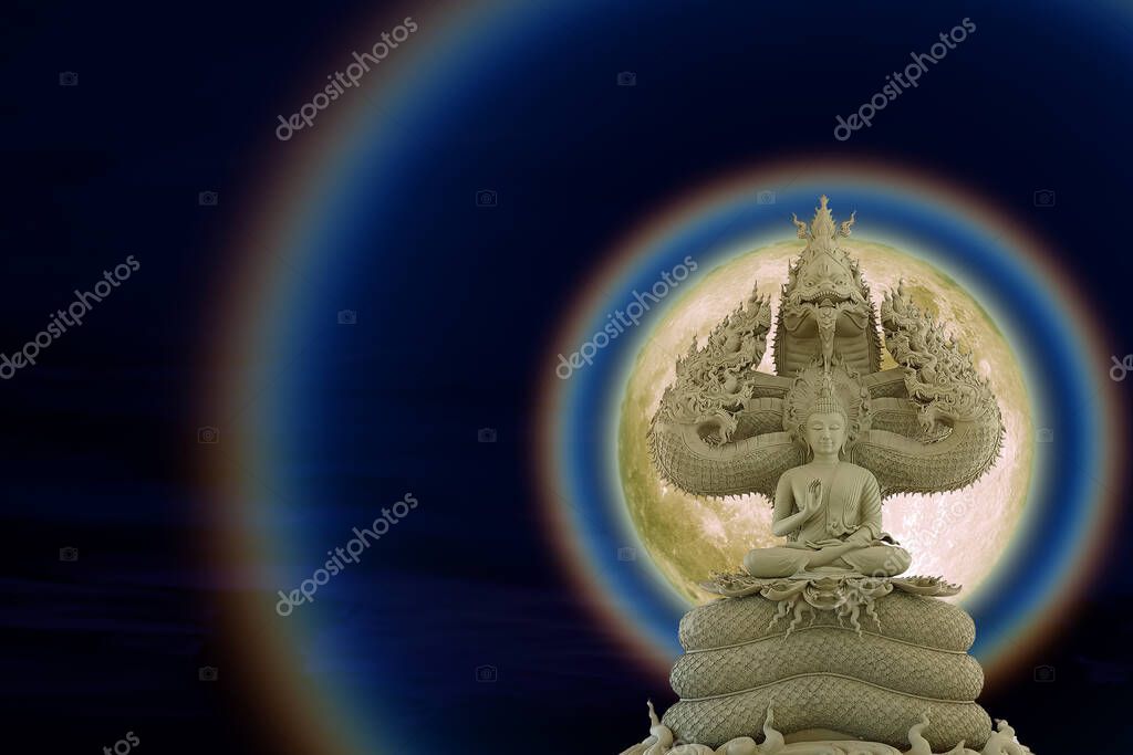 Luz corona de la luna y Buda protegido por la capucha de la m tica naga ...