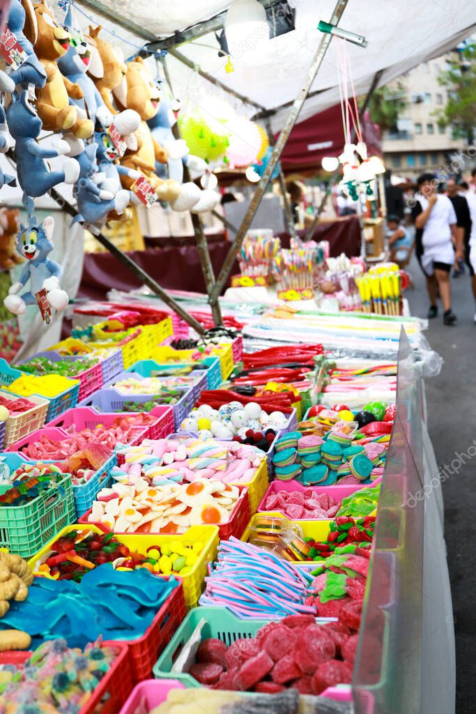 Alicante, España; 21 de junio de 2022: Alicante Hogueras, variadas, coloridas y sabrosas ...