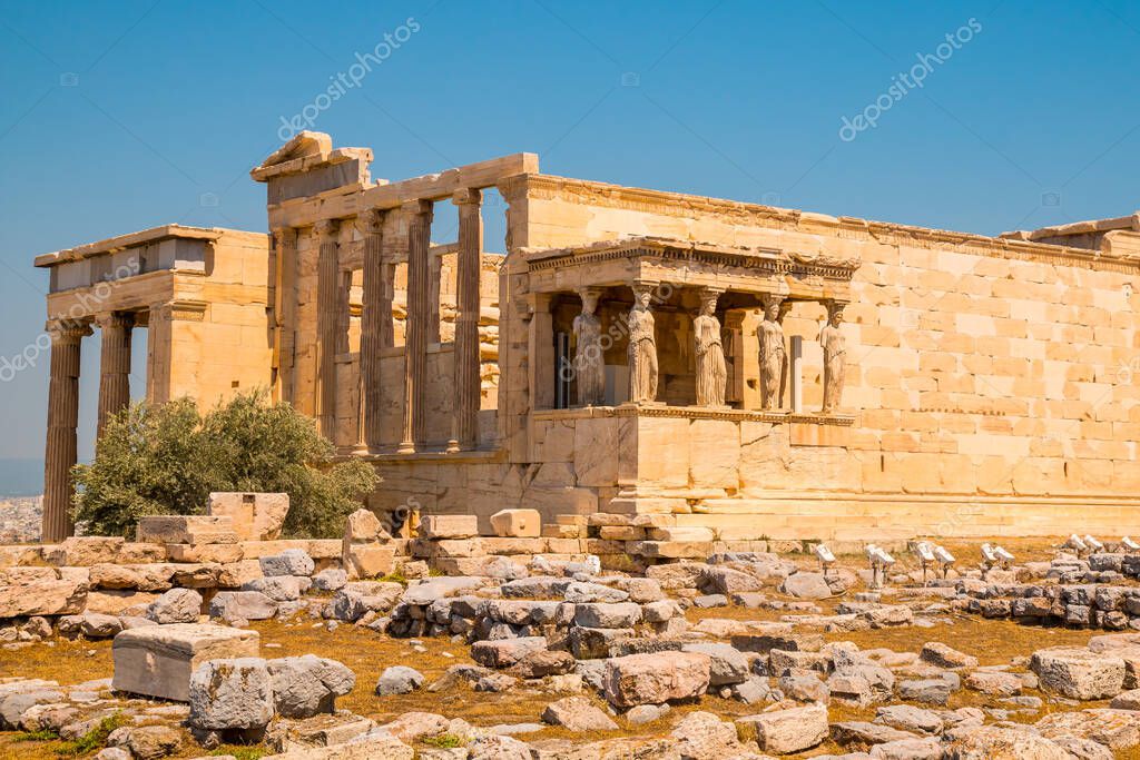 Erechtheion o templo de Athena Polias con la estatua femenina cariátida ...