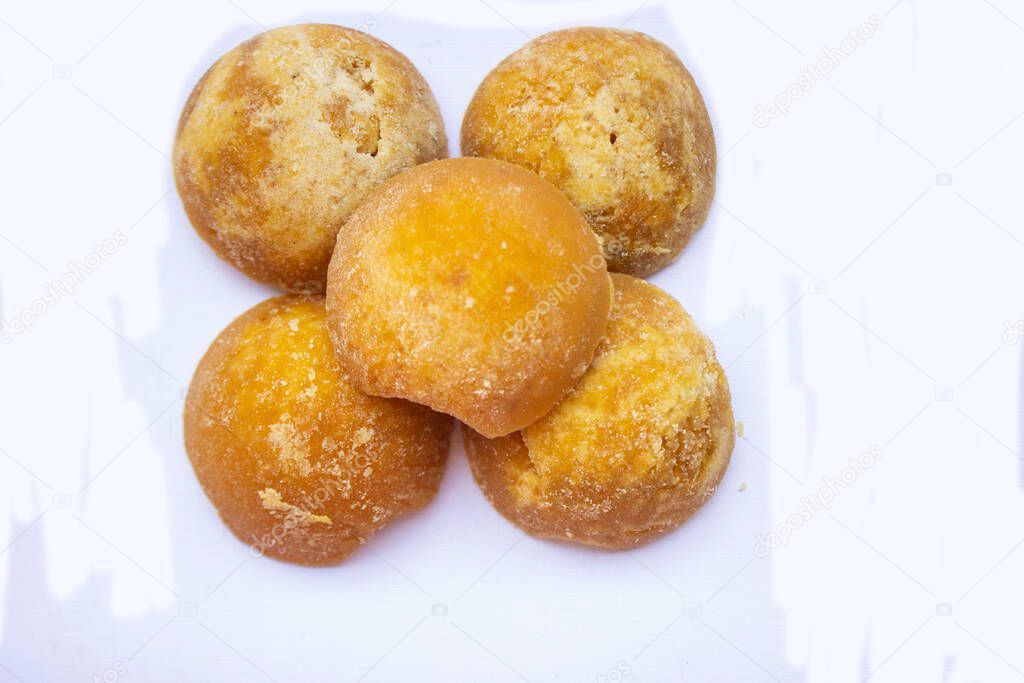 azúcar morena o azúcar de java o azúcar de palma o gula jawa aislado ...