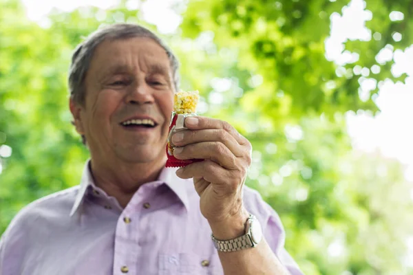 Senior man eating a protein bar, healthy lifestyle concepts, snack ...