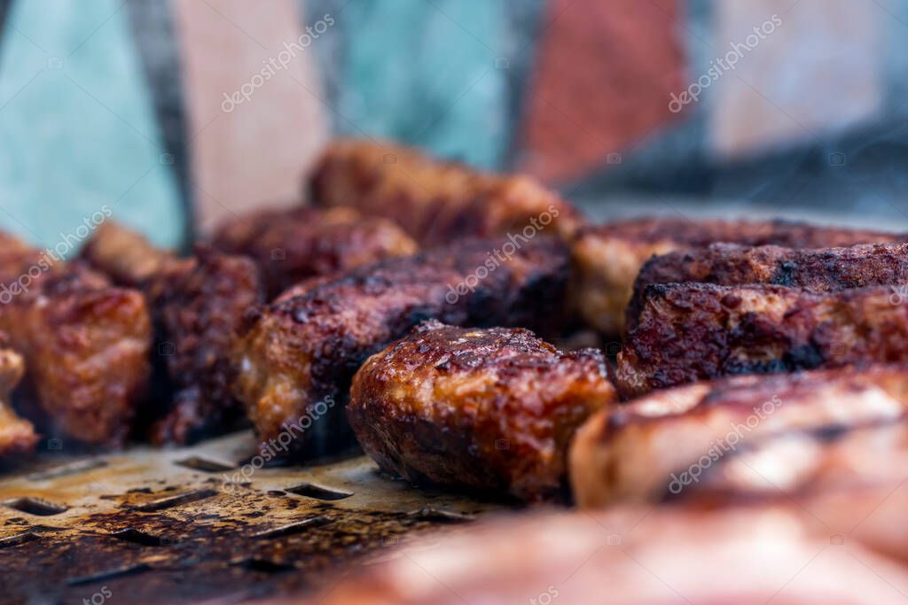 Comida tradicional rumana llamada "mici" que consiste en rollos de ...